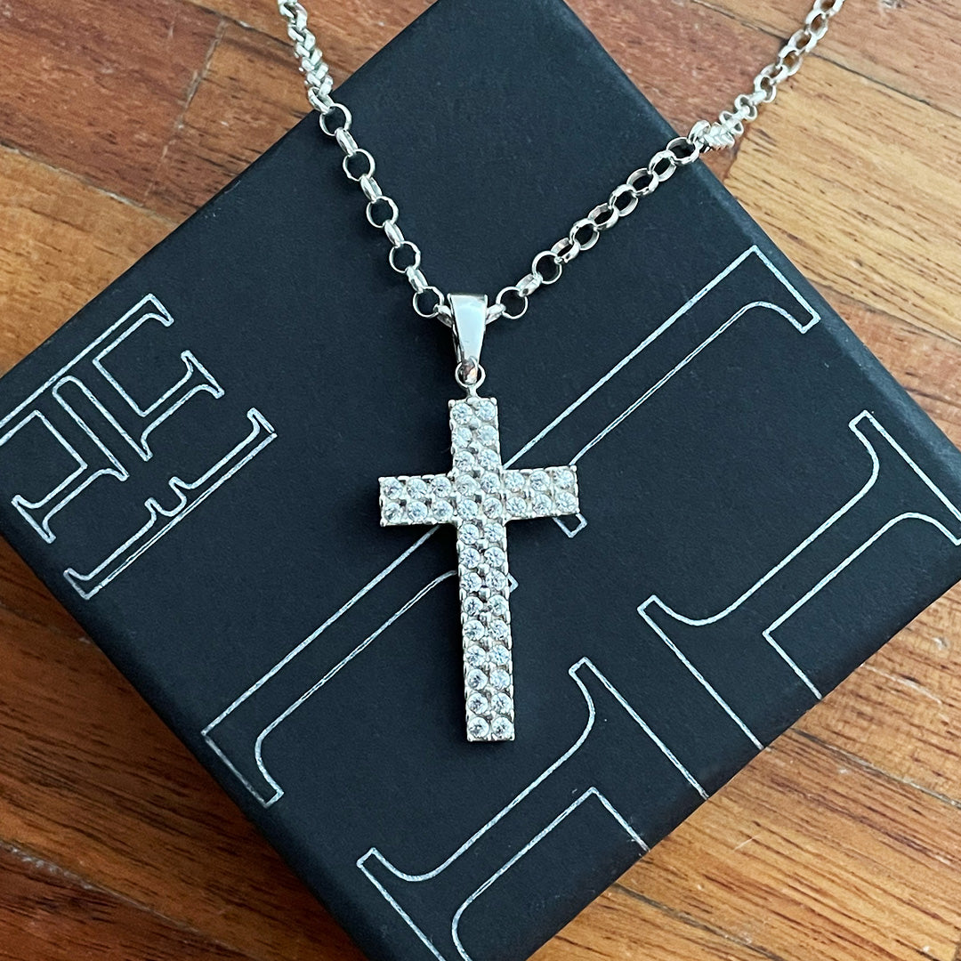 Collar de cruz de plata con pave de CZ– Elegance la